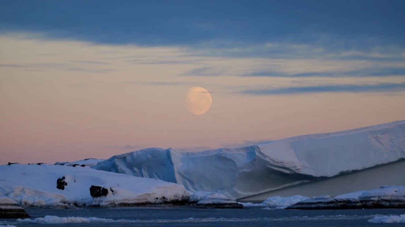 Desolate and mystical: polar explorers show rare night-time landscapes ...