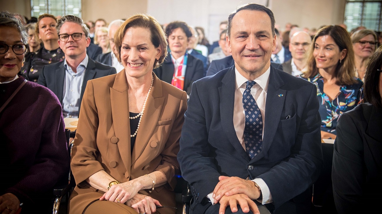 American journalist and historian Anne Applebaum calls for arms for ...