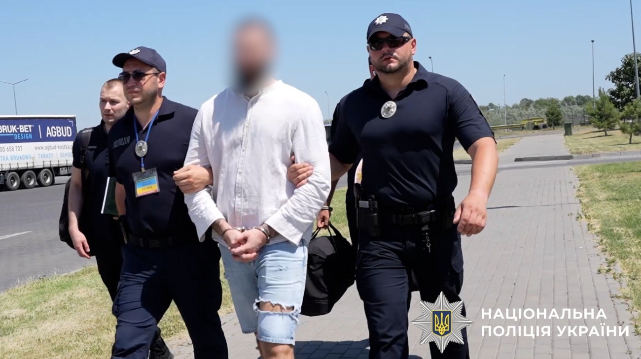 В Украину из Румынии экстрадировали организатора преступной группы поджигателей Украинская правда