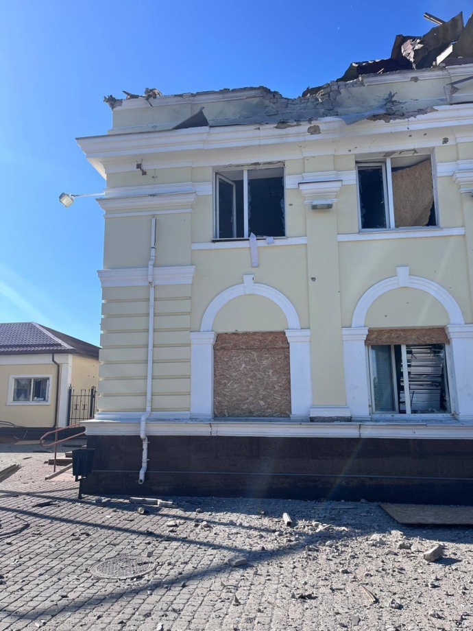 Russia shells Kherson railway station, causing destruction – photos ...